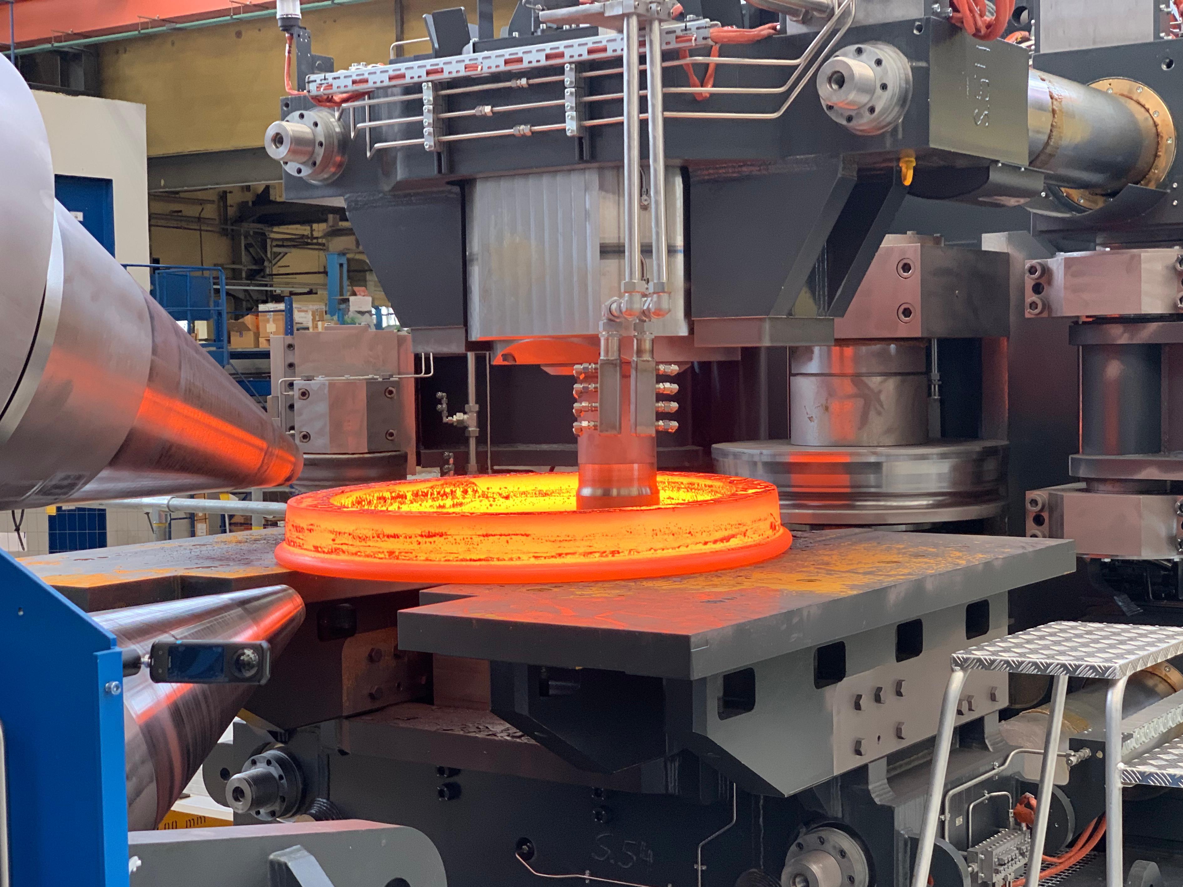 ANDRITZ Schuler shows newly developed ring roller in action at Erfurt site
