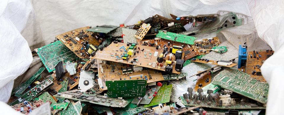 Recycling plants for electrical and electronic scrap